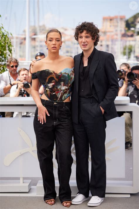 Adèle Exarchopoulos Fait Son Cinéma à Cannes Ventre Exposé Et Capuche