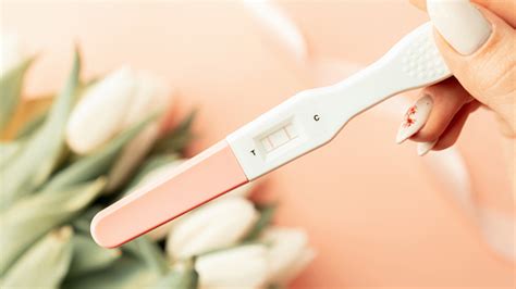 임신 검사 부부 튤립 꽃 핑크 배경에 핑크 실크 리본과 손에 긍정적 인 여성 임신 테스트 새로운 삶과 새로운 가족 모성 임신 피임 개념 가족에 대한 스톡 사진 및 기타