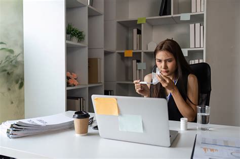 스트레스가 많은 직장 근로자는 현대 직장 환경에서 노트북과 약이 있는 책상에서 몸이 좋지 않다고 느낍니다 건강관리와 의술에 대한 스톡 사진 및 기타 이미지 Istock