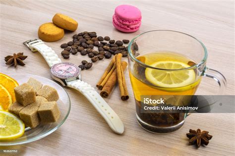 아름 다운 숙 녀 시계입니다 접시에 오렌지와 레몬 조각 레몬 차 한잔입니다 커피 콩 쿠키 마 카 롱입니다 그리고 테이블에 설탕의 조각 0명에 대한 스톡 사진 및 기타 이미지
