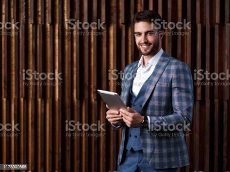고급스러운 블루 체크 수트를 입고 수염을 기고한 젊은 사업가 로프트 사무실에서 태블릿에서 일하는 남자 20 29세에 대한 스톡 사진 및 기타 이미지 Istock