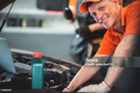 자동차 엔진 서비스에 대한 정비사 자동차 정비 또는 자동차 차고에서 자동차를 수리하는 기술자 비즈니스 산업용 자동차 엔진에 대한 작업 배경 25 29세에 대한 스톡 사진 및