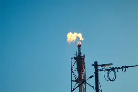 이 공장은 화창한 날에 파이프에서 연기와 스모그를 방출하고 오염 물질이 대기로 유입됩니다 0명에 대한 스톡 사진 및 기타 이미지 0명 공장 산업 건물 기후 묘사