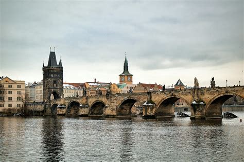 집 밖의 가장 카를 루브 강 건축 겨울 겨울 관광 경치 경치가 좋은 고딕 고전 건축 관광 관광 명소 구름 낀 하늘 구시가지 낮 다리 도시