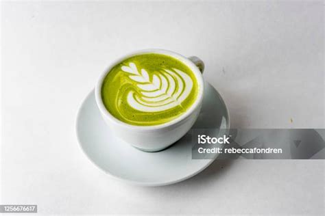 말차 카푸치노 라떼 또는 에스프레소 커피 찐 우유와 거품 우유 거품이 갈색 설탕을 얹은 에스프레소 클래식 한 이탈리아 또는 프랑스 카페 좋아하는 마카차에 대한 스톡 사진 및