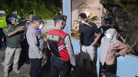 Berduaan Di Tempat Gelap Sejoli Dimabuk Cinta Ditangkap Aparat Prohaba Co