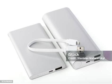 모바일 장치 충전용 보조 배터리 보조 배터리가 있는 흰색 스마트폰 충전기 모바일 장치용 외부 배터리 0명에 대한 스톡 사진 및 기타 이미지 Istock