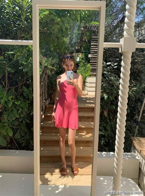 吴千语不愧是时髦精玫红色挂脖吊带裙甜美动人 搜狐大视野 搜狐新闻