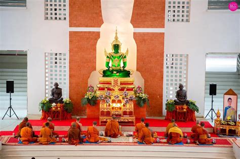 พระแก้วมรกต จาก บุญทองรัตนะ ขนาดหน้าตัก 60 นิ้ว ที่ประดิษฐาน ณ มจร นครพนม ทำการสั่งหล่อกับเรา