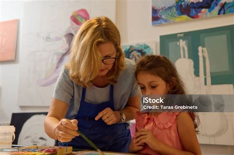 미술 수업에서 아이를 지도하는 교사 작업장에서 그림 그리기와 그림 그리기 2명에 대한 스톡 사진 및 기타 이미지 2명 강사 고등학교 이하 Istock