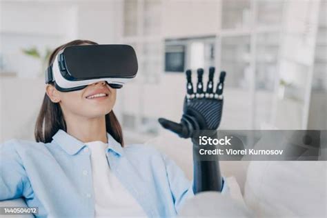 Vr 안경을 쓴 소녀는 의수로 가상 현실과 상호 작용합니다 재활 장애인 20 24세에 대한 스톡 사진 및 기타 이미지 20 24세 가상현실 가상현실 시뮬레이터