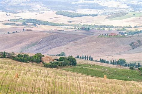 발도 르 치아가을 시골 투 스 카 니 이탈리아 롤링 보았다고 갈색 언덕과 농장 풍경을 가진 빌라 목가적인 초원 필드 높은 각도 보기 0명에 대한 스톡 사진 및 기타 이미지