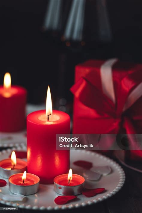 성 발렌타인 데이 축하 빨간 불타는 촛불 하트 선물 상자 어두운 나무 배경에 엽서 행복한 휴일 축제 저녁 식사를위한 테이블 장식 낭만적 인 분위기 0명에 대한 스톡 사진 및