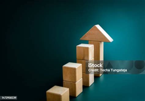 큰 화살촉 나무 증가 큐브 블록 막대 그래프 차트 단계 복사 공간이 있는 진한 파란색 배경에 있습니다 투자 소득 동향 인플레이션 사업 성장 경제 개선 개념 0명에 대한 스톡