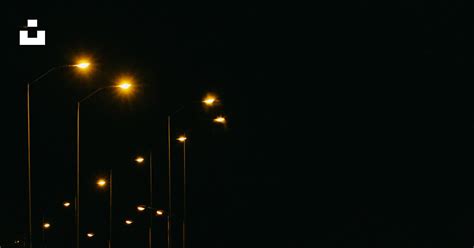 가로등이 있는 밤의 어두운 도시 거리 사진 Unsplash의 무료 자동차 이미지