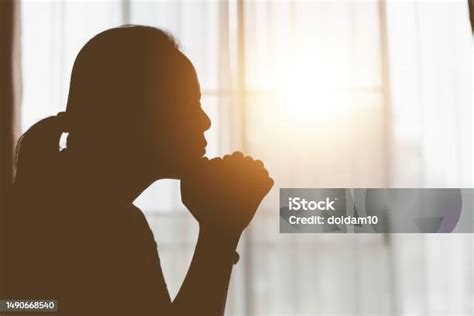 그리스도인의 삶의 위기를 하나님께 드리는 기도 여자 더 나은 삶을 바라는 하나님의 축복을 위해 기도하십시오 여자는 성경으로 하나님께 기도하는 손을 잡았다 용서를 구걸하고