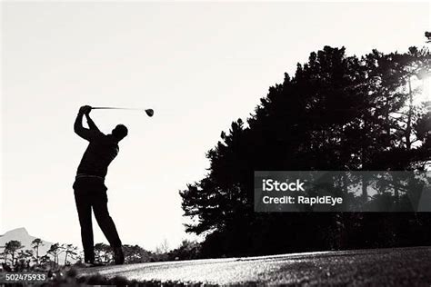 드라마틱 신혼여행 중인 혼혈의 젊은 군인커플 흑백 사진 Backview 골프 티 추진력있는 할인 20 29세에 대한 스톡 사진 및 기타 이미지 Istock