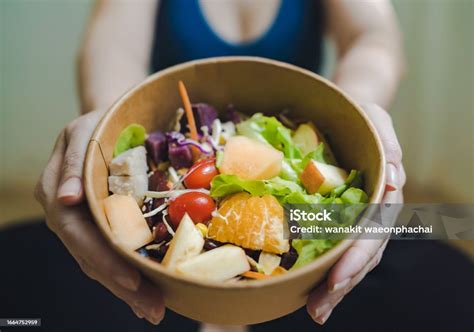 파란색 운동복을 입은 여자는 야채 샐러드 과일 그릇을 들고 체중 조절을 위한 대체 음식 개념과 식단을 들고 있다 35 39세에 대한 스톡 사진 및 기타 이미지 Istock