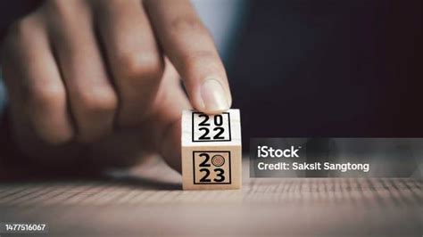 2023년 실행 목표 계획 사업 목표 아이콘 비즈니스 전략 도전 성취 및 성공 및 2023년 성장이 있는 손 뒤집기 나무 큐브 아들 테이블 지속 가능한 개발 0명에 대한