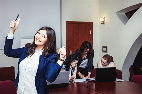 백그라운드에서 동료와 함께 사무실에서 행복 한 성공적인 사업가 개념에 대한 스톡 사진 및 기타 이미지 개념 경영자 그래픽 타블렛 Istock