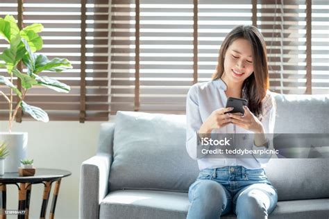 그녀의 친구와 온라인 채팅을 사용하는 휴대 전화와 인터넷 기술을 사용하여 아름다운 여자 Brand Name Online