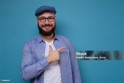 안경과 파란 모자를 가진 남자 긍정적 인 표정 유쾌하게 미소 가리키기에 대한 스톡 사진 및 기타 이미지 가리키기 고름 러시아 Istock