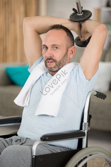 스포츠를 하는 휠체어에 탄 남자 사진 사진 무료 다운로드 Lovepik