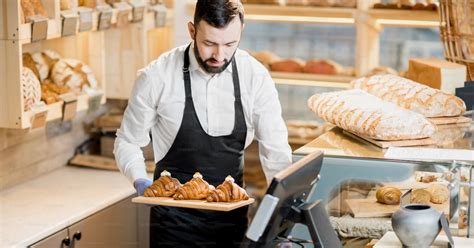 베이커리 제품이있는 작고 아늑한 가게에서 크로와상을 곁들인 잘 생긴 빵 판매자 사진 Unsplash의 빵 이미지