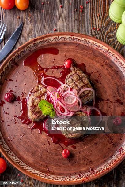 체리 소스를 곁들인 송아지 고기 메달리온 절인 양파와 무 미식가 요리 수직 방향 평면도 고기에 대한 스톡 사진 및 기타 이미지