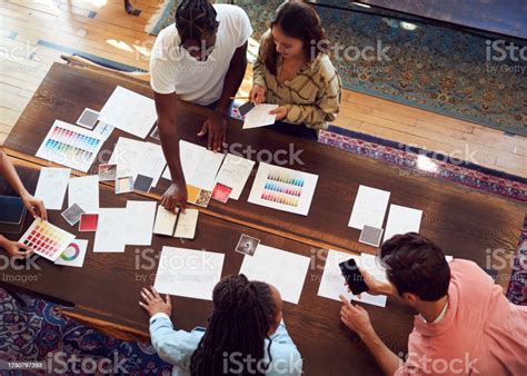 사무실에서 나무 테이블 주위에 창조적 인 디자인 회의를 갖는 팀의 오버 헤드 보기 모임에 대한 스톡 사진 및 기타 이미지 모임 광고 단체 Istock