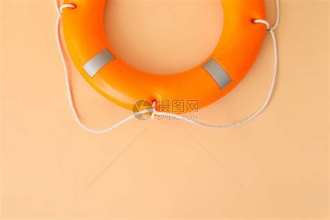 彩色背景上的救生圈高清图片下载 正版图片506648239 摄图网