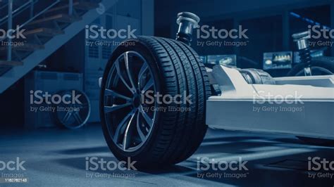 자동차 개념의 샷 본격적인 전기 자동차 플랫폼 섀시 하이브리드 프레임에는 바퀴 엔진 브레이크 및 배터리가 포함됩니다 혁신적인 자동차 설계 시설 휠에 초점을 맞춥니다 0명에