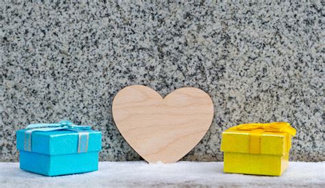 발렌타인 데이 나무 심장과 두 개의 색깔의 선물 상자가 화강암 슬래브의 배경에 눈 위에 서 0명에 대한 스톡 사진 및 기타 이미지 Istock