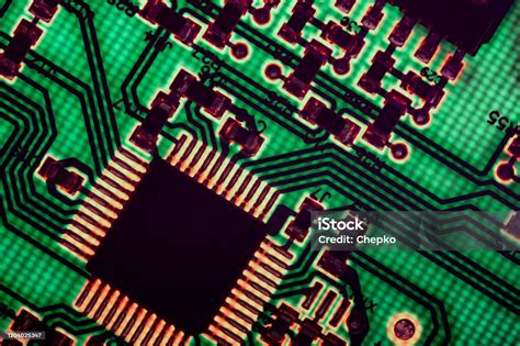 Chip Prosesor Komputer Pada Papan Sirkuit Dengan Microchip Dan Chip Cpu Bagian Elektronik