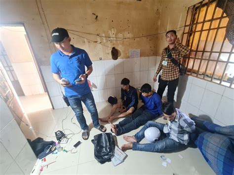 នគរបាលខណ្ឌឬស្សីកែវ ឃាត់ខ្លួនជនសង្ស័យ លួចកាច់ផ្លាកលេខរថយន្ត ០៣នាក់ សារព័ត៌មាន នគរវត្ត