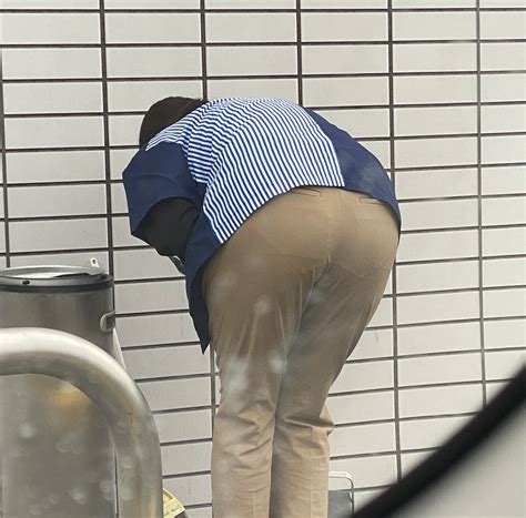 働いてるローソン店員女性のくっきりパンティーラインが盗撮される みんくちゃんねる