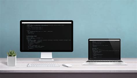 디스플레이에 프로그래밍 편집기와 업무용 책상에 데스크톱 컴퓨터와 노트북 프로그래밍 스튜디오의 개념입니다 Java 프로그래밍 언어에 대한 스톡 사진 및 기타 이미지 Istock