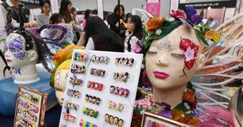 다양한 컬러의 네일 제품들