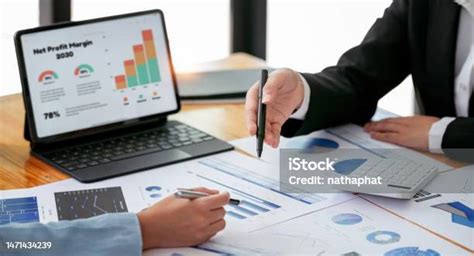 비즈니스 인력 고문 비즈니스 사람들이 이야기하고 계획 사무실에서 태블릿에 투자 및 마케팅을 분석합니다 2명에 대한 스톡 사진 및 기타 이미지 Istock