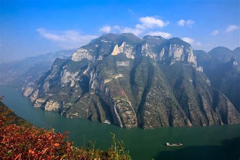 巫峡以幽深秀丽著称整个峡区奇峰突兀峭壁屏列绵延不断是三峡中最美的一段