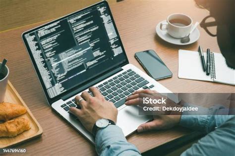 디스플레이 화면 개발자 프로그래밍 및 코딩 기술을 흐리게 합니다 웹 사이트 디자인 작업 사회 세계의 안전 사이버 공간 개념 컴퓨터 프로그래머에 대한 스톡 사진 및 기타