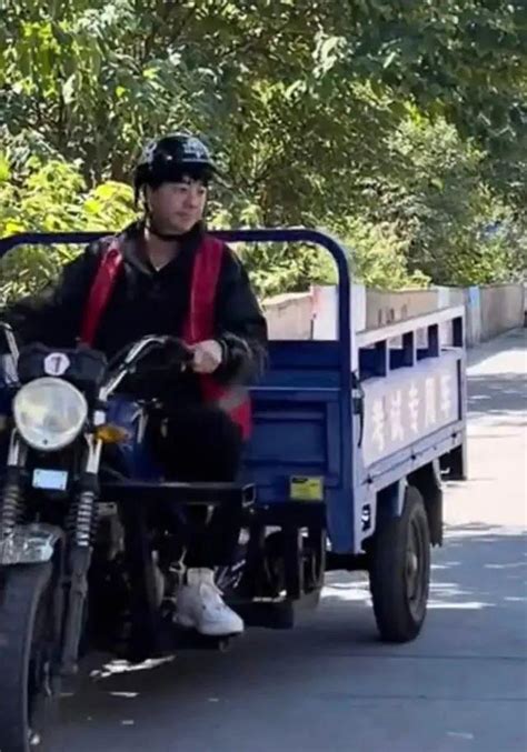 台灣歌手蘇見信考駕照熟練騎三輪車裝扮似清潔工人 每日頭條