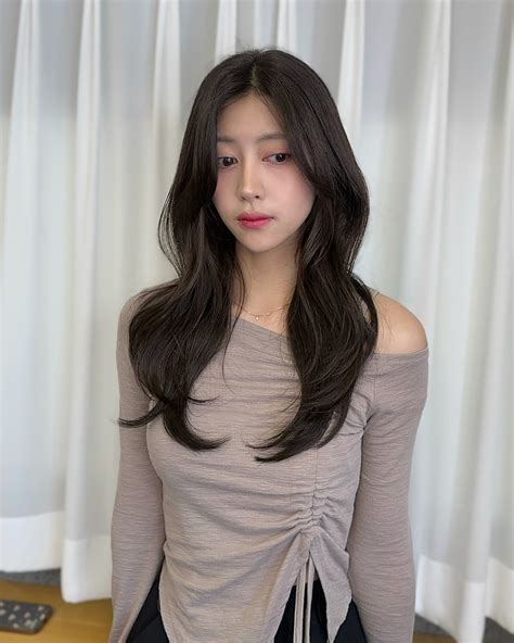 왕십리미용실 더부띠끄 소은 레이어드컷 레이어드펌 브라운염색 레이어드펌 후기 사진 💗 볼륨감 없는 긴 생머리에 찰떡콩인 디자인 어울리는 층감에 풍성하게 더해지는 웨이브로