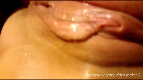 S 在看色情片时指法和玩弄 A 的阴户