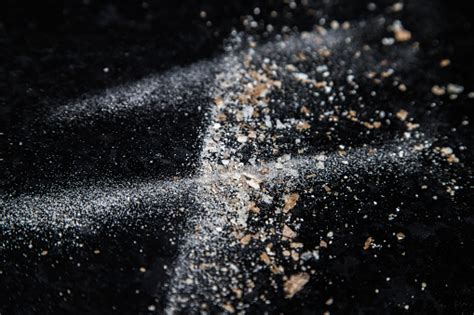 어두운 배경에 밀가루와 빵 부스러기로 만든 추상적인 이미지 우주와 우주 미지의 세계 빛과 어둠을 암시하는 개념적 이미지 0명에 대한 스톡 사진 및 기타 이미지 Istock