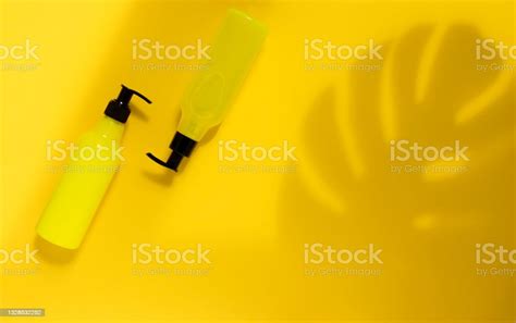 노란색 배경에 몬스터의 그림자 잎노란색 화장품 병의 모형 화장품의 크리에이티브하고 미니멀한 스냅샷입니다 여름 화장품의 개념 플랫 레이 0명에 대한 스톡 사진 및 기타 이미지