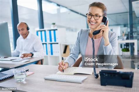 미소 짓는 접수원 비즈니스 여성 또는 고객 서비스 직원이 텔레마케팅 콜센터 사무실에서 전화로 컨설팅을 하고 있습니다 문의하기