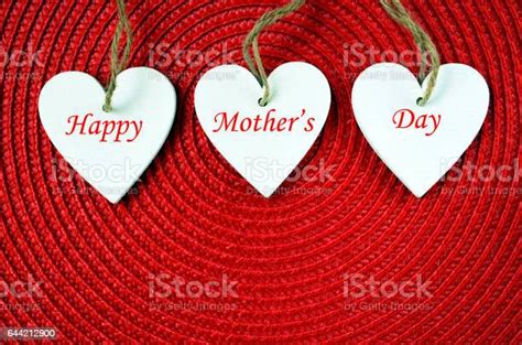 빨간 밀 짚 냅킨에 흰색 나무 마음입니다 행복 한 어머니의 하루입니다 3가지 개체에 대한 스톡 사진 및 기타 이미지 3가지 개체 5월 개념 Istock