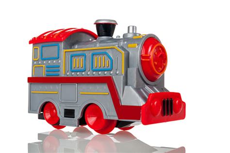 회색 장난감 아름다운 밝은 증기 기관차 와 배터리 전원 조명 사운드 신호 어린이를위한 철도 흰색 배경에 고립 미니어처 기차에