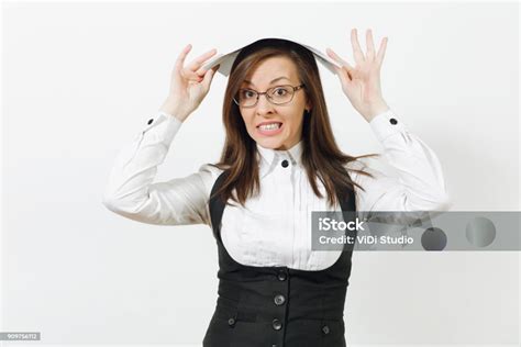 작업 문서 흰색 배경에 고립 된 머리에 검은 양복 흰 셔츠 안경에 충격된 난처 한 백인 젊은 갈색 머리 비즈니스 여자 관리자 또는 작업자 합니다 광고에 대 한 공간을 복사